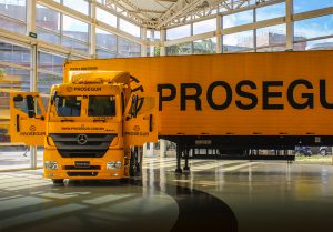 Mercedes-Benz Axor é o maior caminhão blindado da América Latina ...